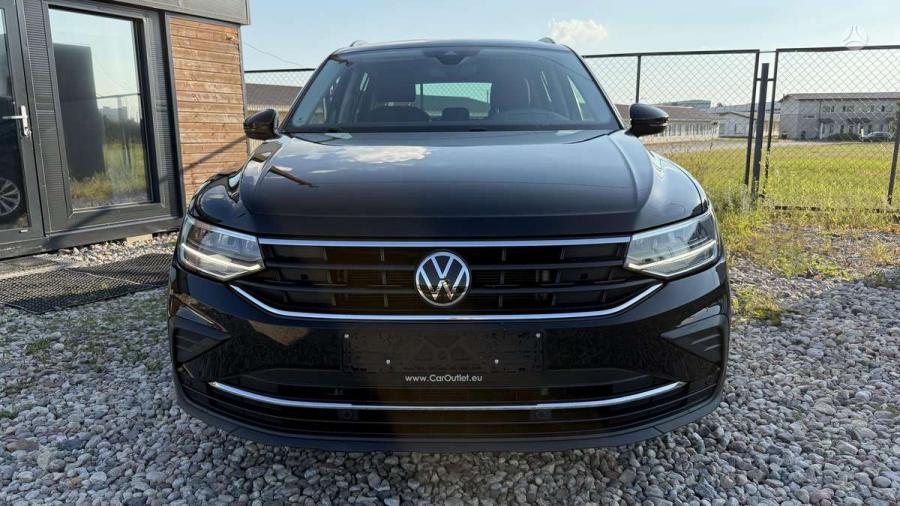 Black Volkswagen Tiguan 2023 in Vilnius, with an engine capacity of 1.50 L and mileage of 152 thousand km for 20449 €, photo 10 on AUTOMOTO.COM.LV
