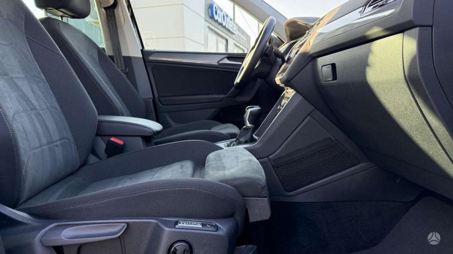 Black Volkswagen Tiguan 2023 in Vilnius, with an engine capacity of 1.50 L and mileage of 152 thousand km for 20449 €, photo 16 on AUTOMOTO.COM.LV