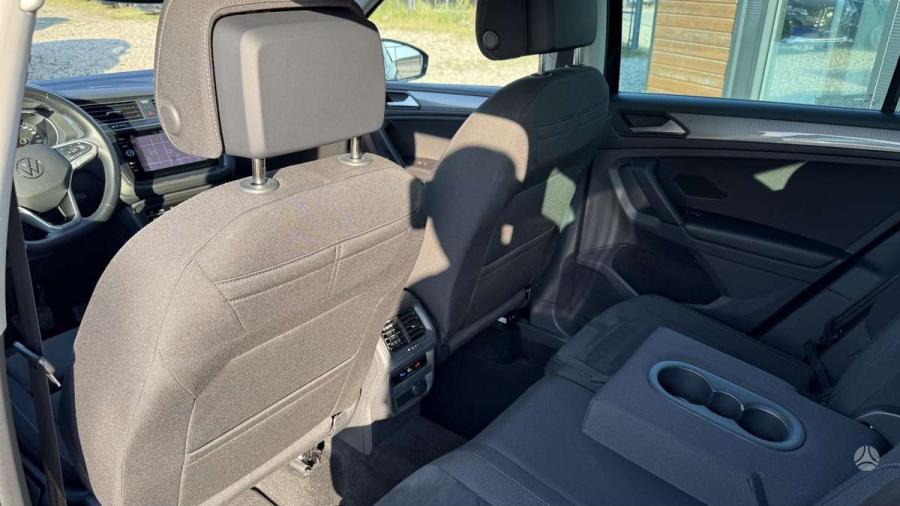 Black Volkswagen Tiguan 2023 in Vilnius, with an engine capacity of 1.50 L and mileage of 152 thousand km for 20449 €, photo 20 on AUTOMOTO.COM.LV