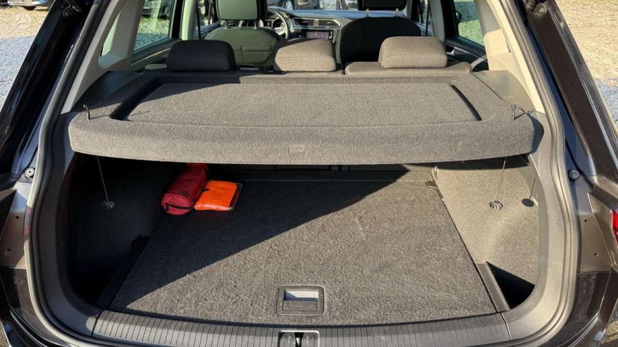 Black Volkswagen Tiguan 2023 in Vilnius, with an engine capacity of 1.50 L and mileage of 152 thousand km for 20449 €, photo 21 on AUTOMOTO.COM.LV