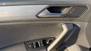 Black Volkswagen Tiguan 2023 in Vilnius, with an engine capacity of 1.50 L and mileage of 152 thousand km for 20449 €, photo 24 on AUTOMOTO.COM.LV