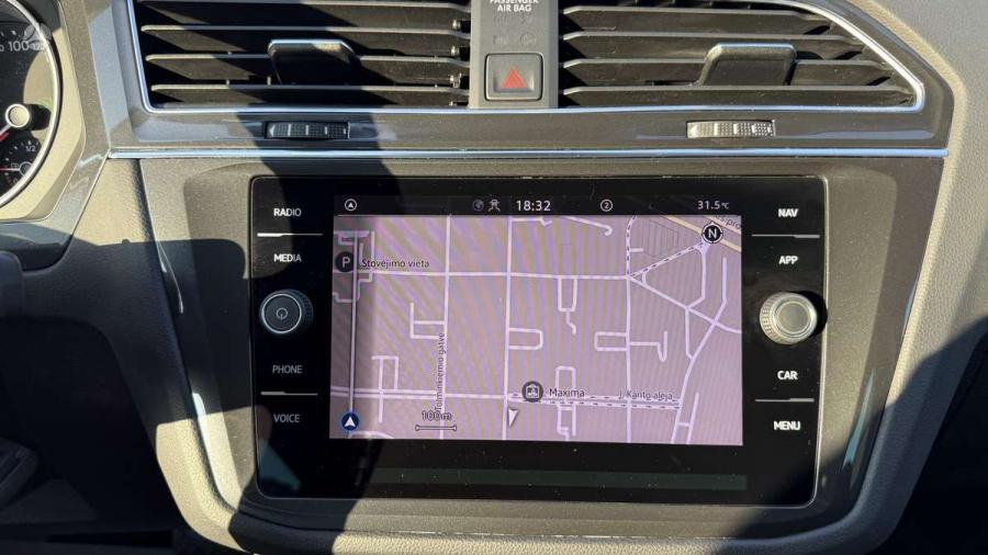 Black Volkswagen Tiguan 2023 in Vilnius, with an engine capacity of 1.50 L and mileage of 152 thousand km for 20449 €, photo 29 on AUTOMOTO.COM.LV