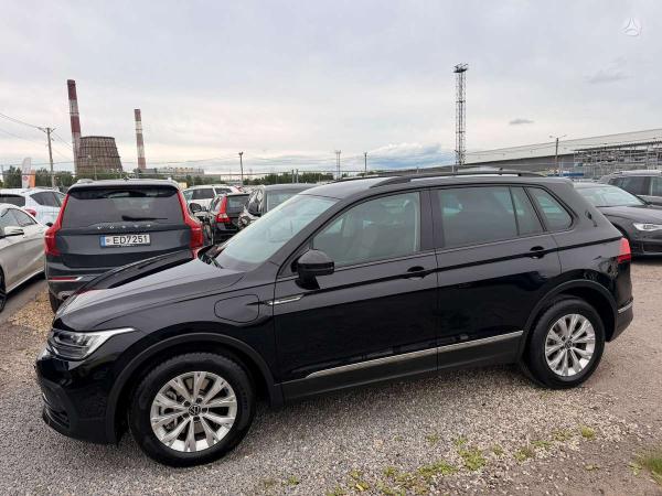 Black Volkswagen Tiguan 2023 in Kaunas, with an engine capacity of 1.40 L and mileage of 45 thousand km for 23300 €, photo 1 on AUTOMOTO.COM.LV