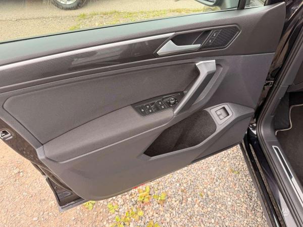 Black Volkswagen Tiguan 2023 in Kaunas, with an engine capacity of 1.40 L and mileage of 45 thousand km for 23300 €, photo 6 on AUTOMOTO.COM.LV