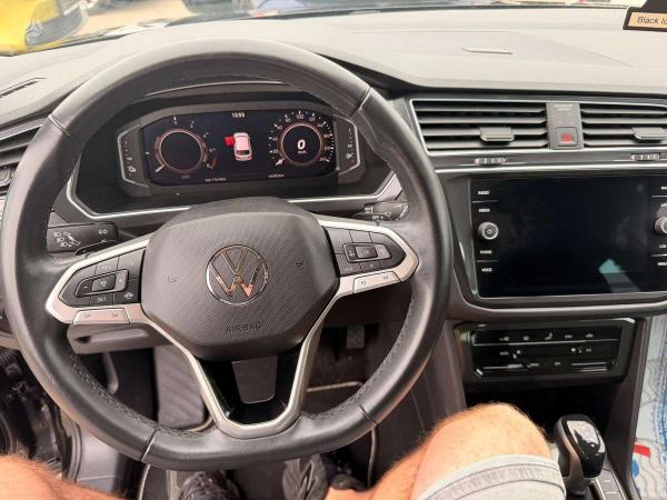 Black Volkswagen Tiguan 2023 in Kaunas, with an engine capacity of 1.40 L and mileage of 45 thousand km for 23300 €, photo 8 on AUTOMOTO.COM.LV