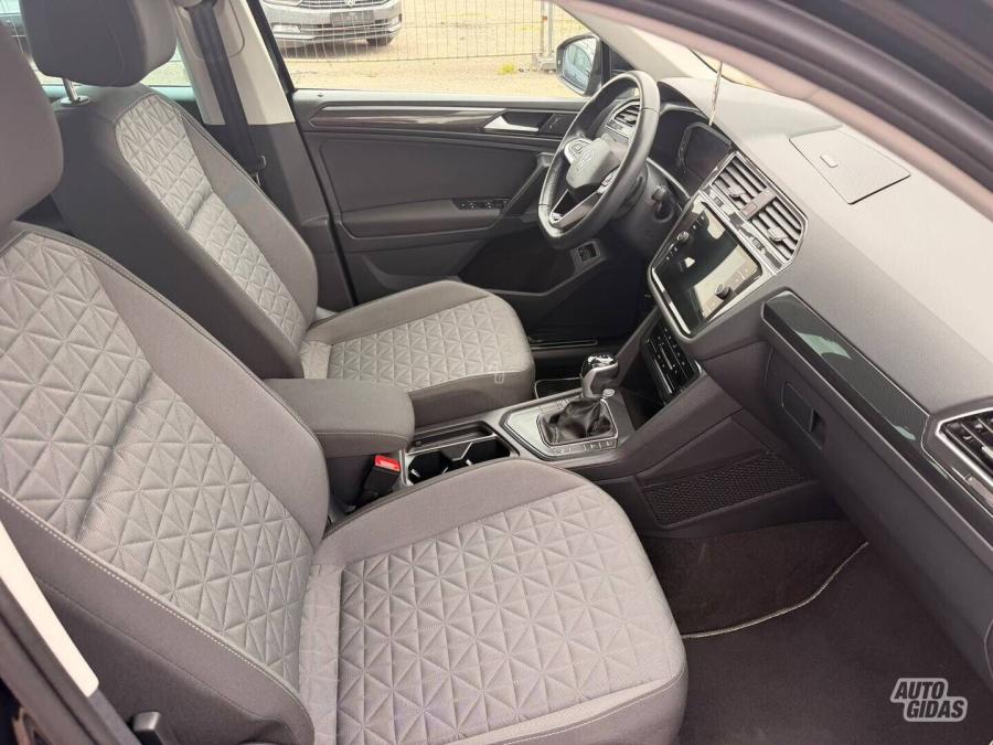 Melns Volkswagen Tiguan 2023 Kauņa, ar dzinēja tilpumu 1.40 L un nobraukumu 45 tūkst. km par 23300 €, foto 8 vietnē AUTOMOTO.COM.LV