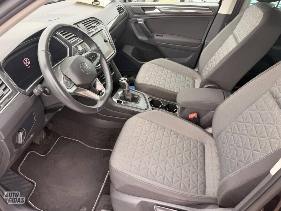 Melns Volkswagen Tiguan 2023 Kauņa, ar dzinēja tilpumu 1.40 L un nobraukumu 45 tūkst. km par 23300 €, foto 15 vietnē AUTOMOTO.COM.LV
