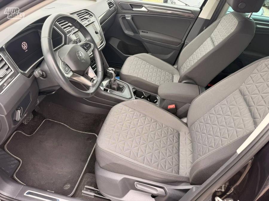 Melns Volkswagen Tiguan 2023 Kauņa, ar dzinēja tilpumu 1.40 L un nobraukumu 45 tūkst. km par 23300 €, foto 18 vietnē AUTOMOTO.COM.LV