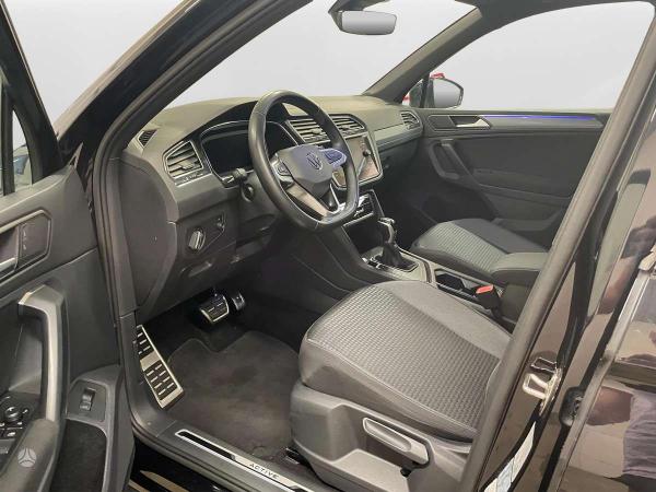 Black Volkswagen Tiguan 2023 in Vilnius, with an engine capacity of 1.97 L and mileage of 171 thousand km for 21054 €, photo 7 on AUTOMOTO.COM.LV