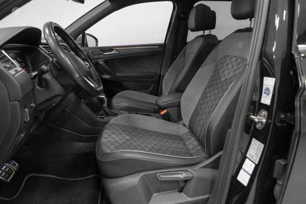 Black Volkswagen Tiguan 2023 in Vilnius, with an engine capacity of 2.00 L and mileage of 128 thousand km for 31950 €, photo 6 on AUTOMOTO.COM.LV