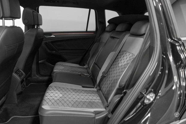 Black Volkswagen Tiguan 2023 in Vilnius, with an engine capacity of 2.00 L and mileage of 128 thousand km for 31950 €, photo 7 on AUTOMOTO.COM.LV