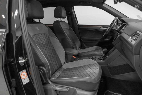 Black Volkswagen Tiguan 2023 in Vilnius, with an engine capacity of 2.00 L and mileage of 128 thousand km for 31950 €, photo 8 on AUTOMOTO.COM.LV