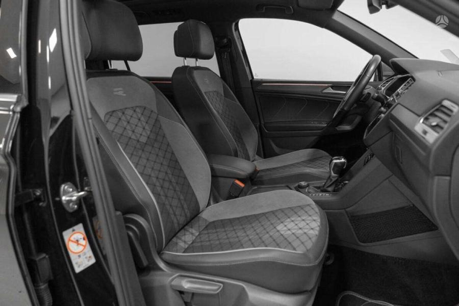 Black Volkswagen Tiguan 2023 in Vilnius, with an engine capacity of 2.00 L and mileage of 128 thousand km for 31950 €, photo 8 on AUTOMOTO.COM.LV