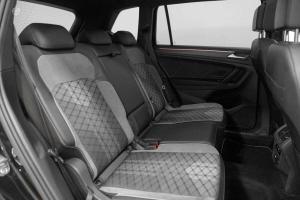 Black Volkswagen Tiguan 2023 in Vilnius, with an engine capacity of 2.00 L and mileage of 128 thousand km for 31950 €, photo 9 on AUTOMOTO.COM.LV