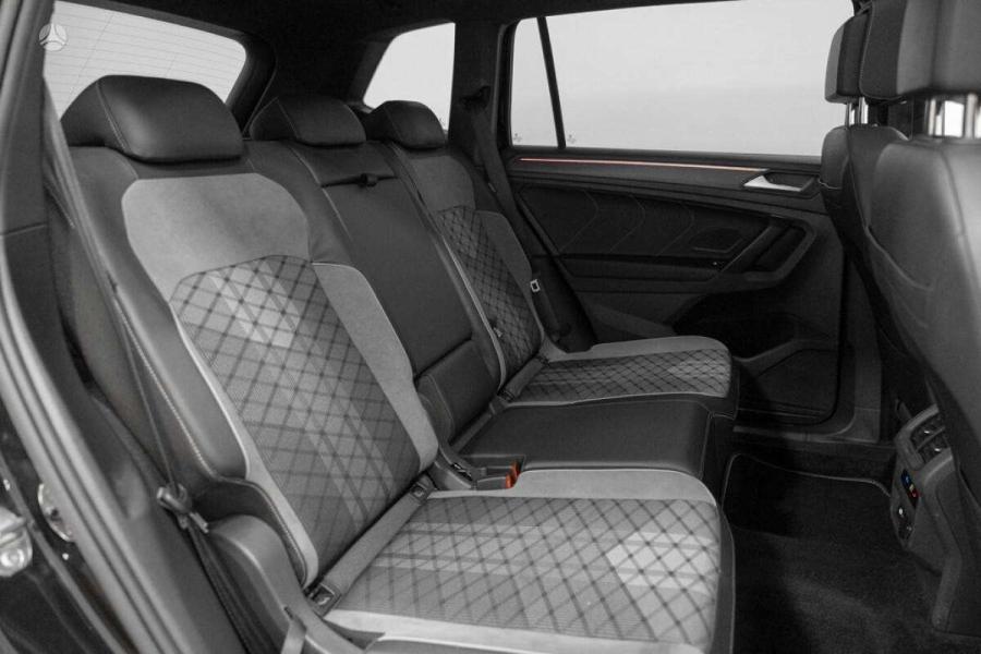 Black Volkswagen Tiguan 2023 in Vilnius, with an engine capacity of 2.00 L and mileage of 128 thousand km for 31950 €, photo 9 on AUTOMOTO.COM.LV