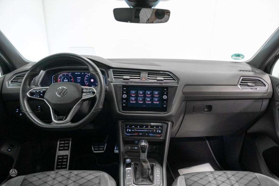 Black Volkswagen Tiguan 2023 in Vilnius, with an engine capacity of 2.00 L and mileage of 128 thousand km for 31950 €, photo 12 on AUTOMOTO.COM.LV