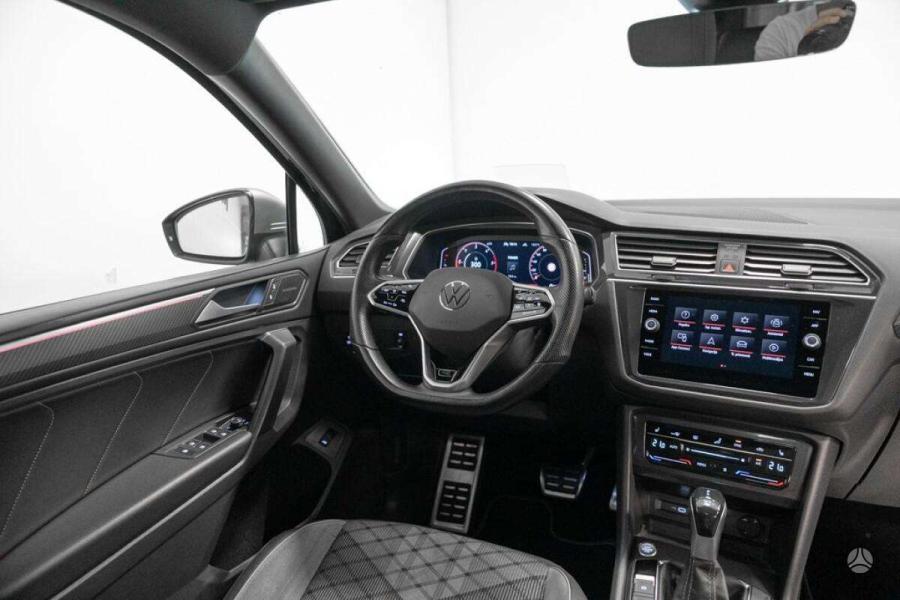 Black Volkswagen Tiguan 2023 in Vilnius, with an engine capacity of 2.00 L and mileage of 128 thousand km for 31950 €, photo 13 on AUTOMOTO.COM.LV
