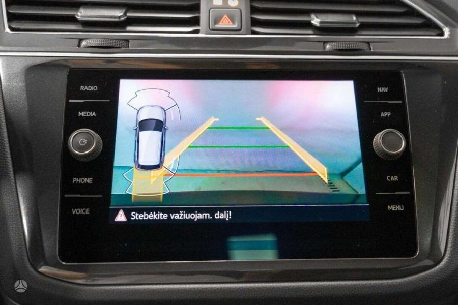 Black Volkswagen Tiguan 2023 in Vilnius, with an engine capacity of 2.00 L and mileage of 128 thousand km for 31950 €, photo 18 on AUTOMOTO.COM.LV