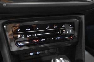 Black Volkswagen Tiguan 2023 in Vilnius, with an engine capacity of 2.00 L and mileage of 128 thousand km for 31950 €, photo 23 on AUTOMOTO.COM.LV
