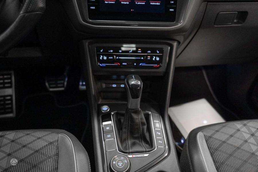 Black Volkswagen Tiguan 2023 in Vilnius, with an engine capacity of 2.00 L and mileage of 128 thousand km for 31950 €, photo 24 on AUTOMOTO.COM.LV