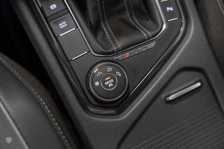 Black Volkswagen Tiguan 2023 in Vilnius, with an engine capacity of 2.00 L and mileage of 128 thousand km for 31950 €, photo 25 on AUTOMOTO.COM.LV