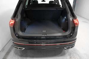 Black Volkswagen Tiguan 2023 in Vilnius, with an engine capacity of 2.00 L and mileage of 128 thousand km for 31950 €, photo 26 on AUTOMOTO.COM.LV