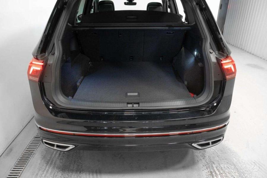 Black Volkswagen Tiguan 2023 in Vilnius, with an engine capacity of 2.00 L and mileage of 128 thousand km for 31950 €, photo 26 on AUTOMOTO.COM.LV