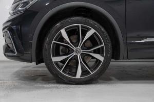 Black Volkswagen Tiguan 2023 in Vilnius, with an engine capacity of 2.00 L and mileage of 128 thousand km for 31950 €, photo 29 on AUTOMOTO.COM.LV