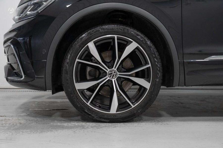 Black Volkswagen Tiguan 2023 in Vilnius, with an engine capacity of 2.00 L and mileage of 128 thousand km for 31950 €, photo 29 on AUTOMOTO.COM.LV