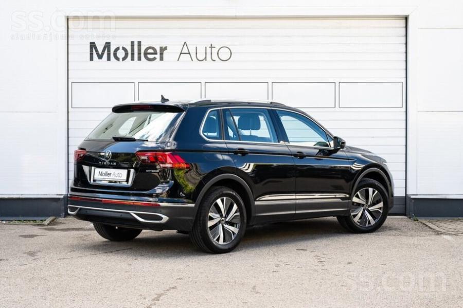 Black Volkswagen Tiguan 2023 in Riga, with an engine capacity of 1.40 L and mileage of 133 thousand km for 23450 €, photo 4 on AUTOMOTO.COM.LV