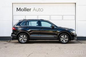 Black Volkswagen Tiguan 2023 in Riga, with an engine capacity of 1.40 L and mileage of 133 thousand km for 23450 €, photo 6 on AUTOMOTO.COM.LV