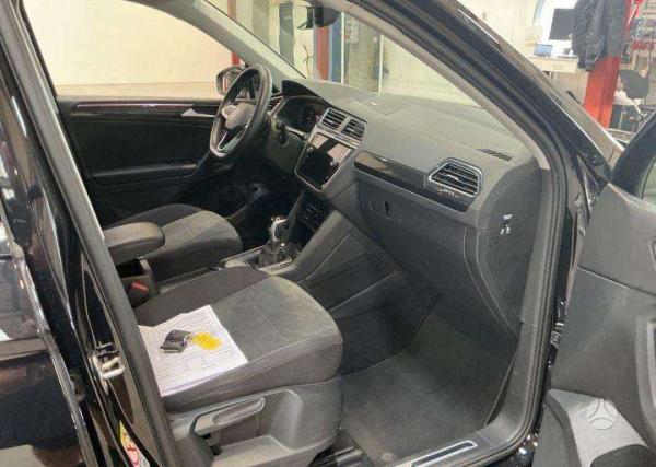 Volkswagen Tiguan 2023 Viļņa vietnē Melns Volkswagen Tiguan 2023 Viļņa, ar dzinēja tilpumu 1.50 L un nobraukumu 63 tūkst. km par 25475 €, foto 7 vietnē AUTOMOTO.COM.LV