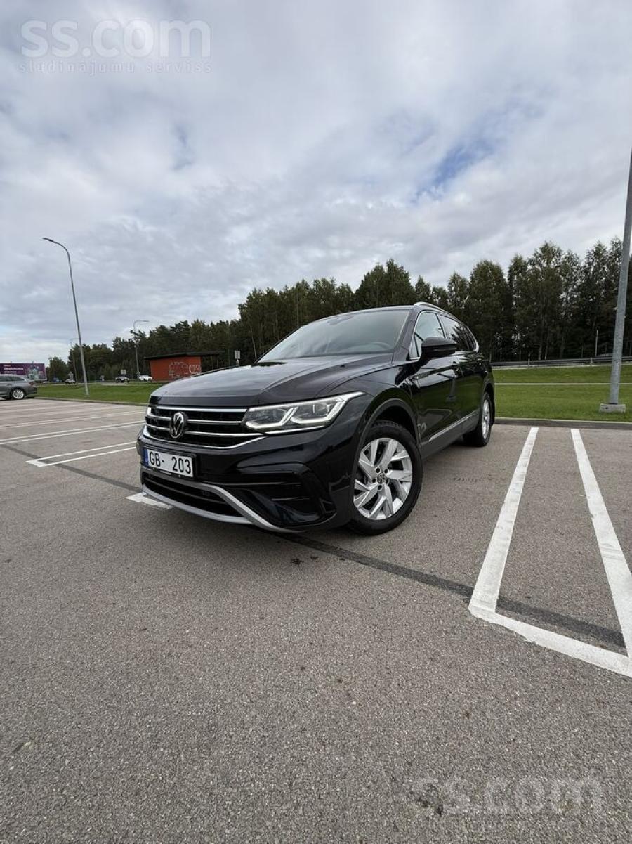 Black Volkswagen Tiguan 2023 in Riga, with an engine capacity of 1.50 L and mileage of 74 thousand km for 27950 €, photo 1 on AUTOMOTO.COM.LV