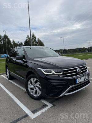 Black Volkswagen Tiguan 2023 in Riga, with an engine capacity of 1.50 L and mileage of 74 thousand km for 27950 €, photo 3 on AUTOMOTO.COM.LV