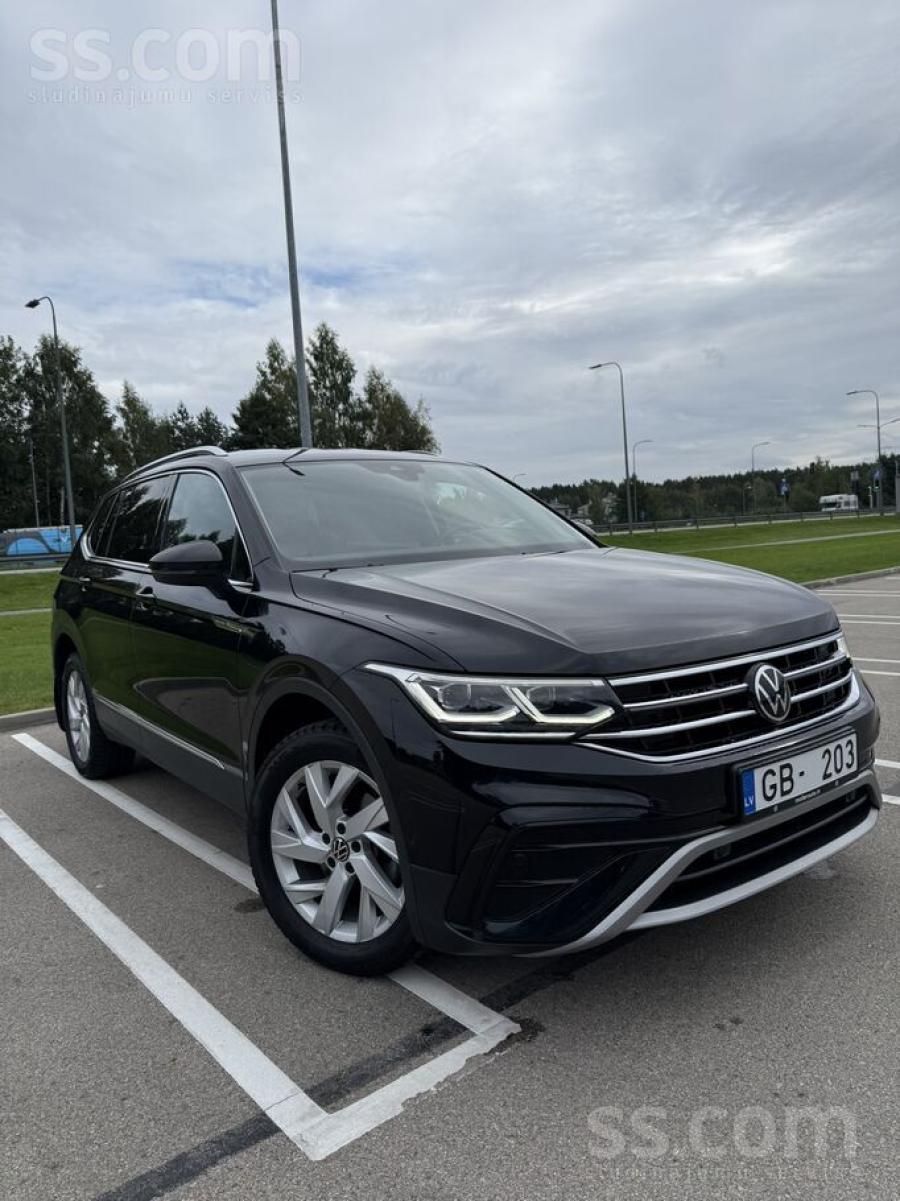 Black Volkswagen Tiguan 2023 in Riga, with an engine capacity of 1.50 L and mileage of 74 thousand km for 27950 €, photo 3 on AUTOMOTO.COM.LV