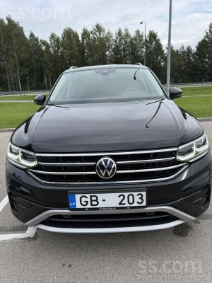 Black Volkswagen Tiguan 2023 in Riga, with an engine capacity of 1.50 L and mileage of 74 thousand km for 27950 €, photo 4 on AUTOMOTO.COM.LV