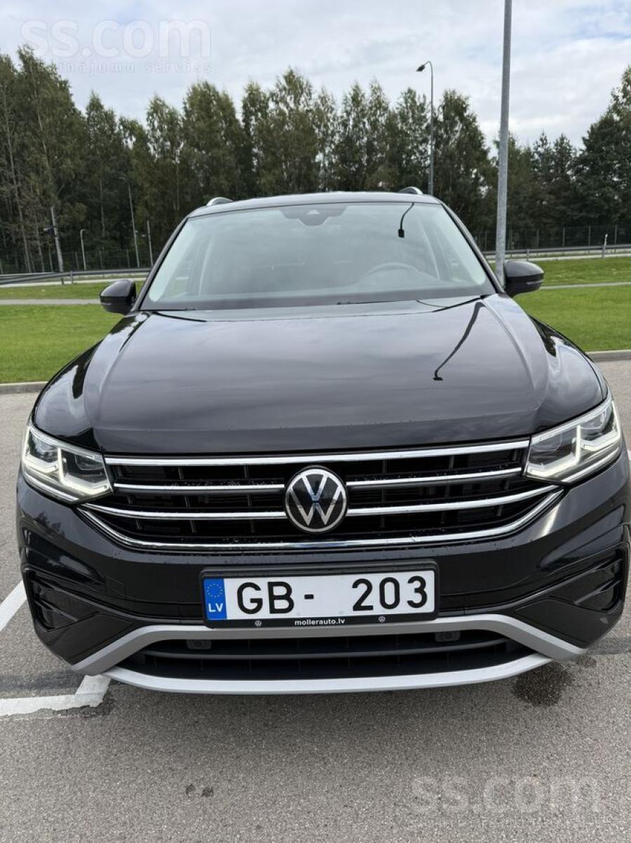 Black Volkswagen Tiguan 2023 in Riga, with an engine capacity of 1.50 L and mileage of 74 thousand km for 27950 €, photo 4 on AUTOMOTO.COM.LV