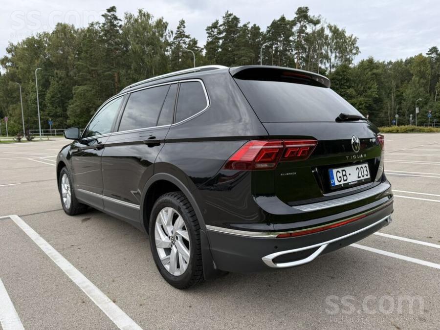 Black Volkswagen Tiguan 2023 in Riga, with an engine capacity of 1.50 L and mileage of 74 thousand km for 27950 €, photo 7 on AUTOMOTO.COM.LV