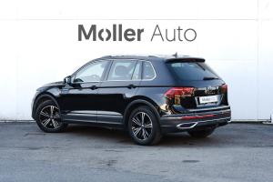 Black Volkswagen Tiguan 2023 in Riga, with an engine capacity of 1.50 L and mileage of 61 thousand km for 24950 €, photo 4 on AUTOMOTO.COM.LV