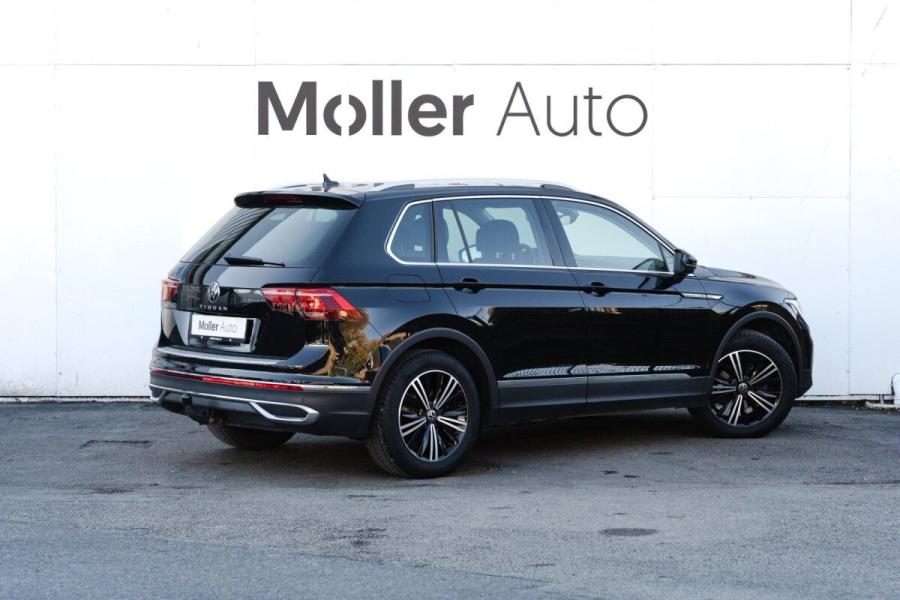 Black Volkswagen Tiguan 2023 in Riga, with an engine capacity of 1.50 L and mileage of 61 thousand km for 24950 €, photo 5 on AUTOMOTO.COM.LV