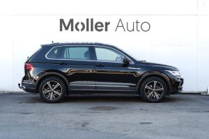 Black Volkswagen Tiguan 2023 in Riga, with an engine capacity of 1.50 L and mileage of 61 thousand km for 24950 €, photo 6 on AUTOMOTO.COM.LV