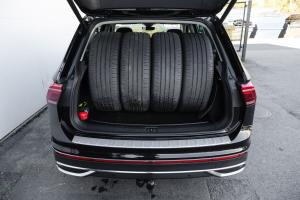 Black Volkswagen Tiguan 2023 in Riga, with an engine capacity of 1.50 L and mileage of 61 thousand km for 24950 €, photo 10 on AUTOMOTO.COM.LV