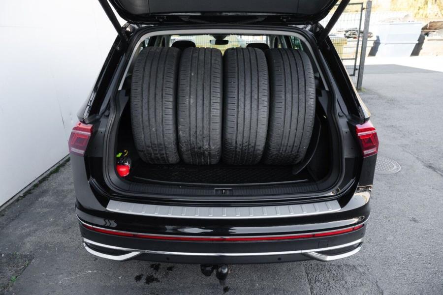 Black Volkswagen Tiguan 2023 in Riga, with an engine capacity of 1.50 L and mileage of 61 thousand km for 24950 €, photo 10 on AUTOMOTO.COM.LV
