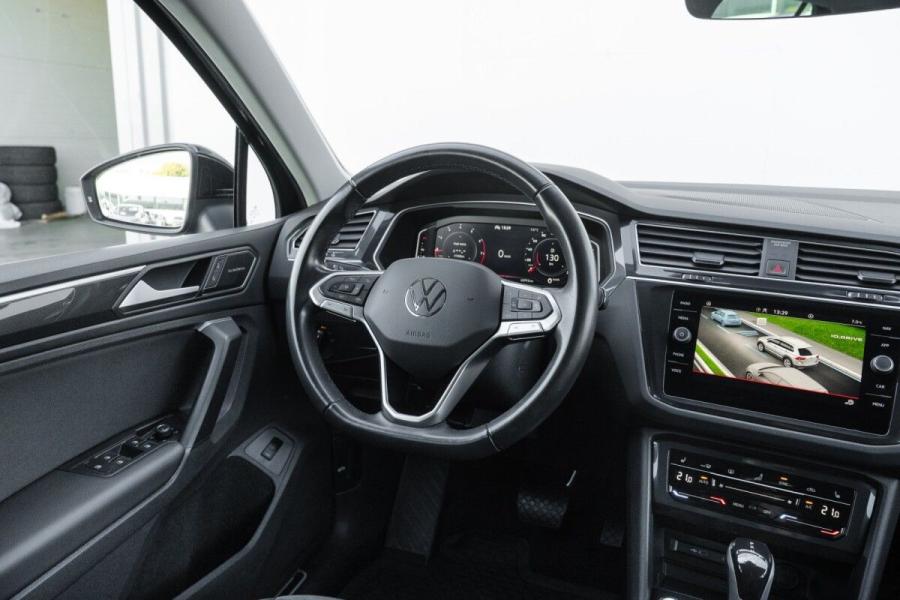 Black Volkswagen Tiguan 2023 in Riga, with an engine capacity of 1.50 L and mileage of 61 thousand km for 24950 €, photo 30 on AUTOMOTO.COM.LV