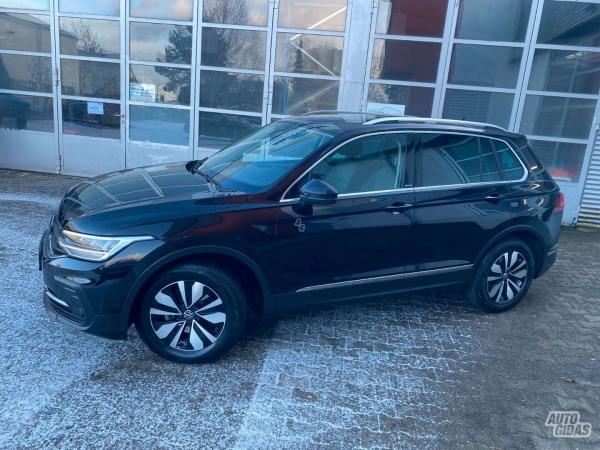 Black Volkswagen Tiguan 2024 in Kaunas, with an engine capacity of 1.50 L and mileage of 78 thousand km for 29029 €, photo 2 on AUTOMOTO.COM.LV