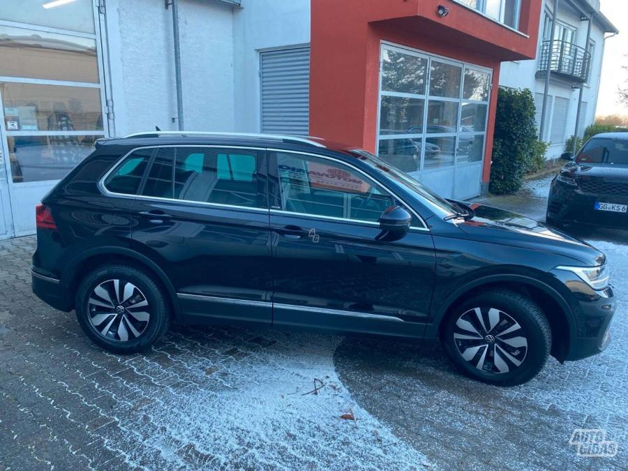 Melns Volkswagen Tiguan 2024 Kauņa, ar dzinēja tilpumu 1.50 L un nobraukumu 78 tūkst. km par 29029 €, foto 5 vietnē AUTOMOTO.COM.LV