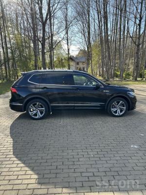 Black Volkswagen Tiguan 2024 in Riga, with an engine capacity of 2.00 L and mileage of 48 thousand km for 35400 €, photo 9 on AUTOMOTO.COM.LV