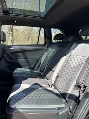 Black Volkswagen Tiguan 2024 in Riga, with an engine capacity of 2.00 L and mileage of 48 thousand km for 35400 €, photo 12 on AUTOMOTO.COM.LV