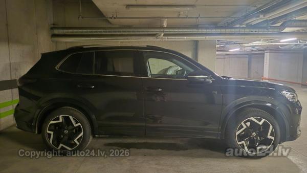 Black Volkswagen Tiguan 2024 in Tallinn, with an engine capacity of 2.00 L and mileage of 8 thousand km for 35500 €, photo 7 on AUTOMOTO.COM.LV