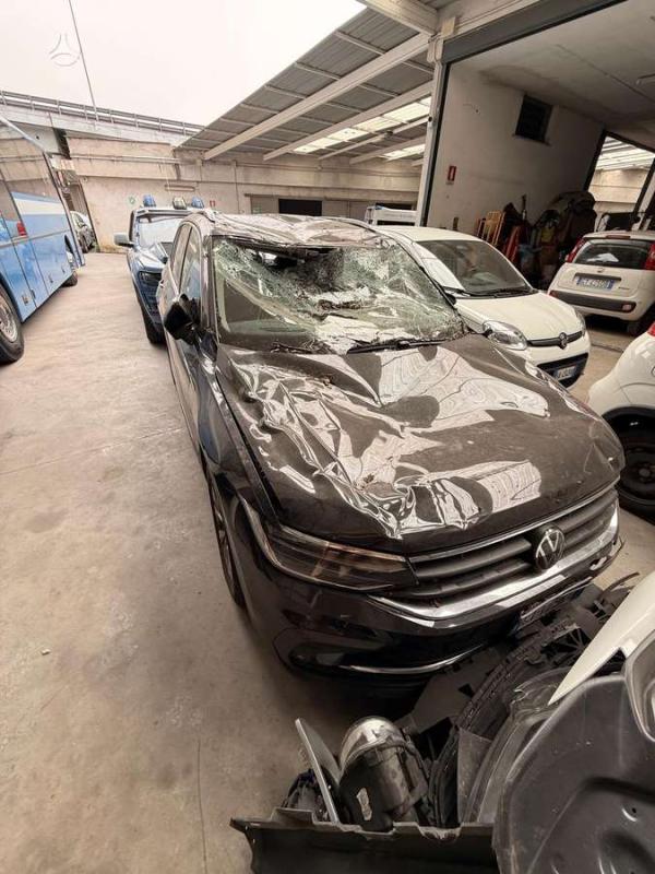 Black Volkswagen Tiguan 2024 in Siauliai, with an engine capacity of 1.50 L and mileage of 28 thousand km for 8200 €, photo 2 on AUTOMOTO.COM.LV